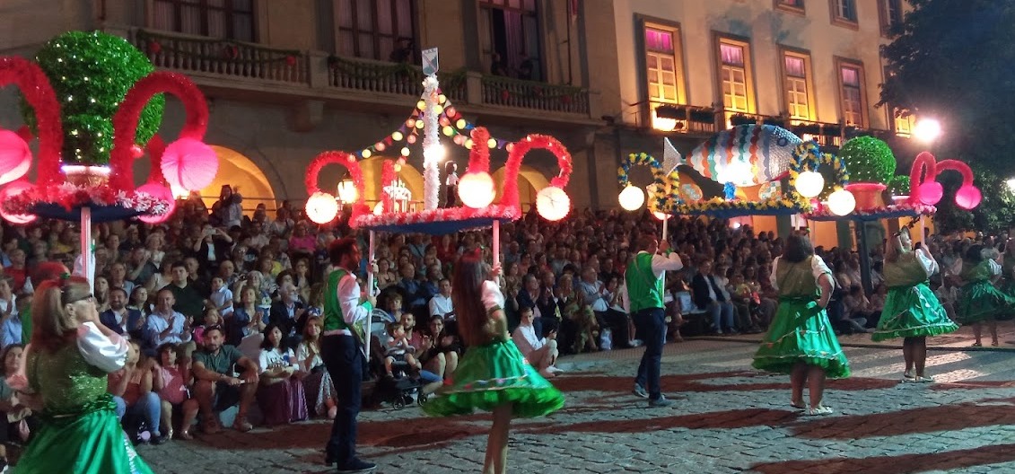 Cor, música, muita animação e uma moldura humana incrível. Noite de ...